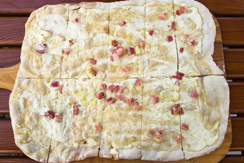 La recette de la flammekueche : la tarte flambée traditionnelle ...