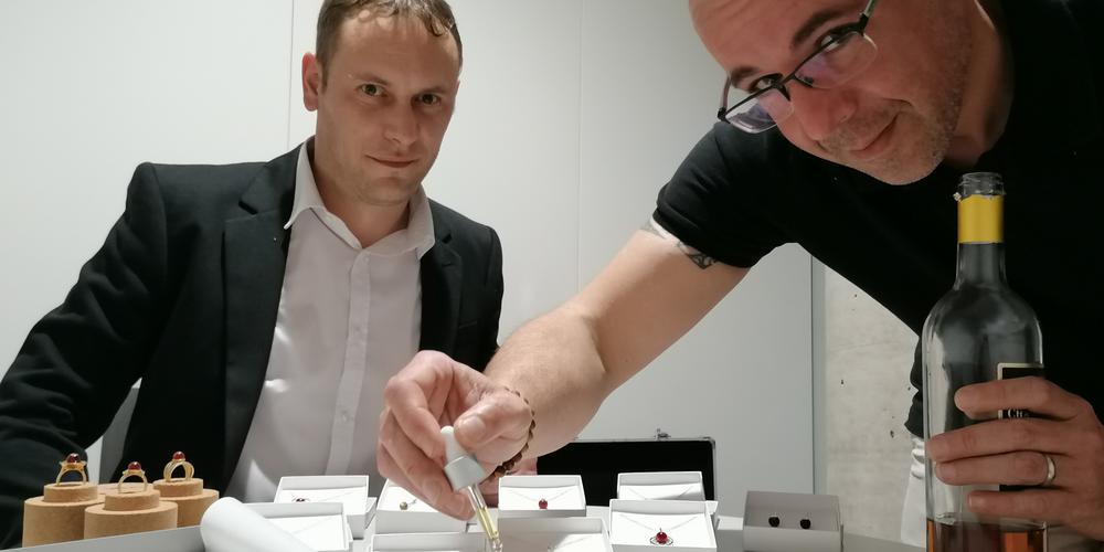 Deux Bordelais créent les premiers bijoux contenant une goutte de vin ...